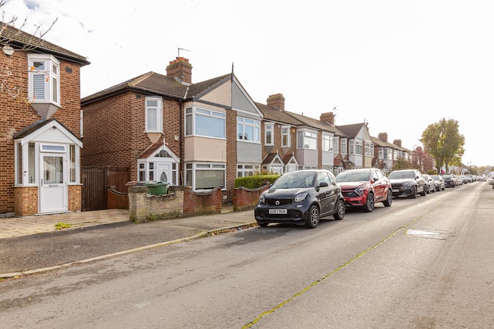 3 Bedroom Semi-detached Family House In London - Ilford
