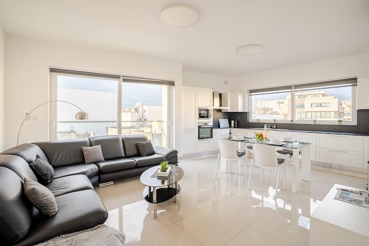 Modern Apartment With Balconies, Near Sea In Gzira - Malta
