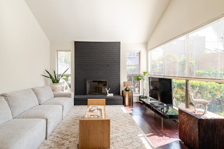 A Modern & Cozy  Townhome With Good Vibes - Houston