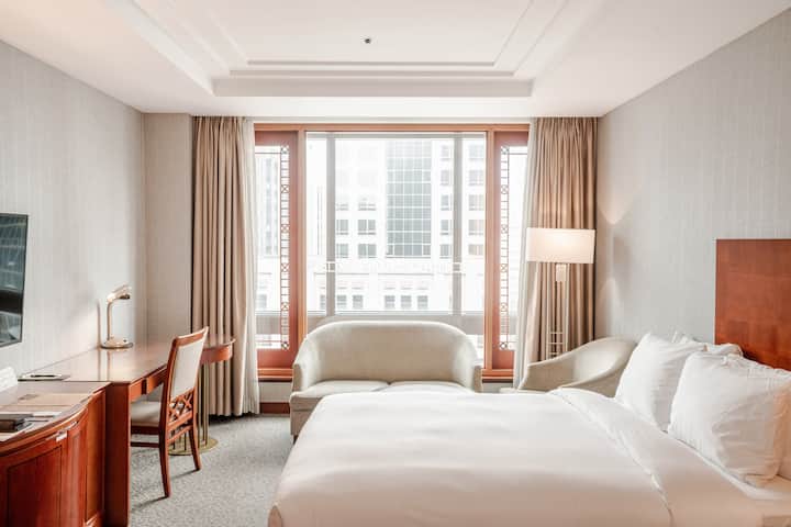 [코리아나 호텔] 광화문, 경복궁 5분거리, 24시간 체크인, 안전하고 깨끗, 디럭스 퀸 - Seoul