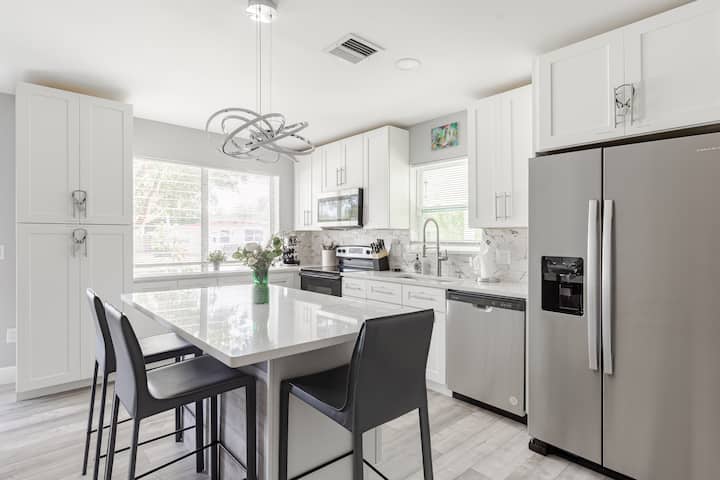 Coastal Escape: 3 Bedrooms, 4 Beds, 2 Baths - Lighthouse Point, FL