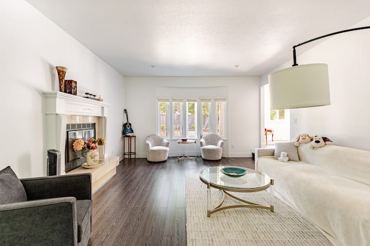 Cozy 4 Bed Single House 3.5 Bath - Surrey