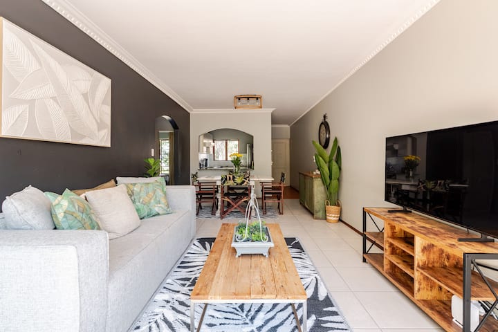 Tree Top Balcony| King Bed |1 Km To Malls+guatrain - Sandton