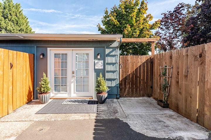 Cottage, Cozy & Private! Backyard Retreat - Portland, OR