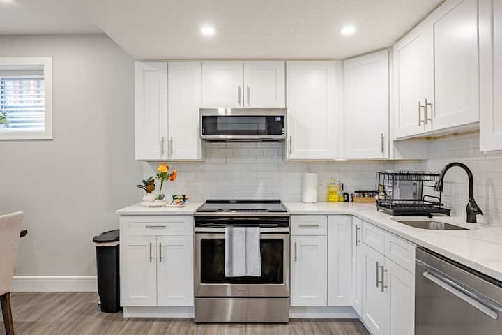Cozy Family Friendly Suite Near Whyte/uofa/kinsmen - Edmonton, Canada