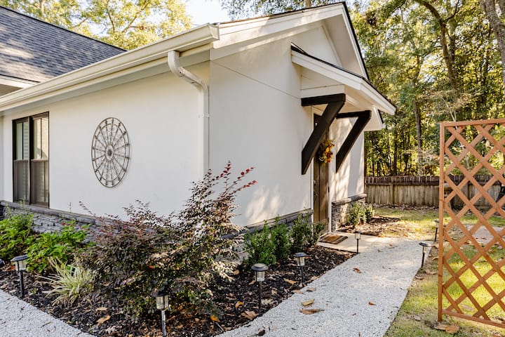 Teacup Cottage, A Charming Summerville Getaway - Summerville, SC