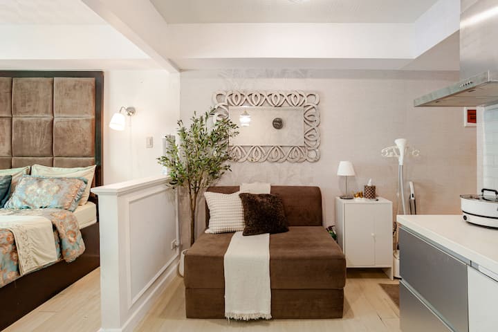 Premium Azure Stay Beach View, Big Bed + Parking - Parañaque