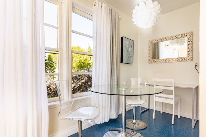 Private Guesthouse  Pet Friendly,  Luggage Storage - Los Angeles, CA