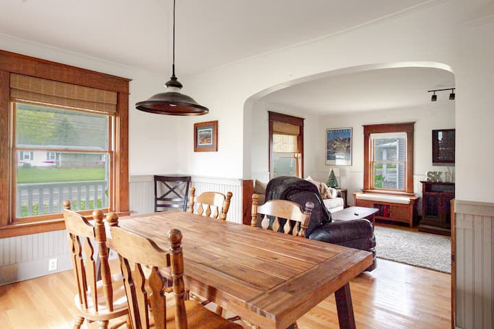 Ellicottville Creek Ski Cottage Walk To Village - Ellicottville, NY