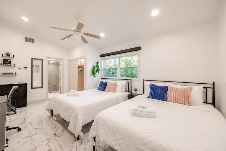 Pink Flamingo Pool House For 4 - Fort Myers, FL