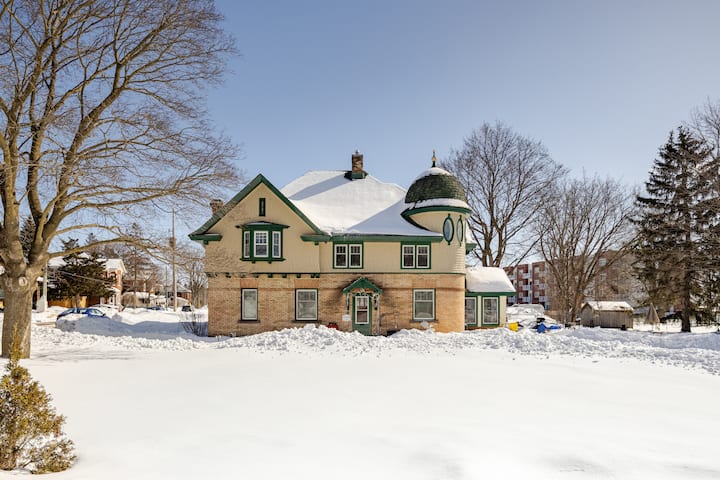 1 King-bed In A 2br Apartment - Smiths Falls