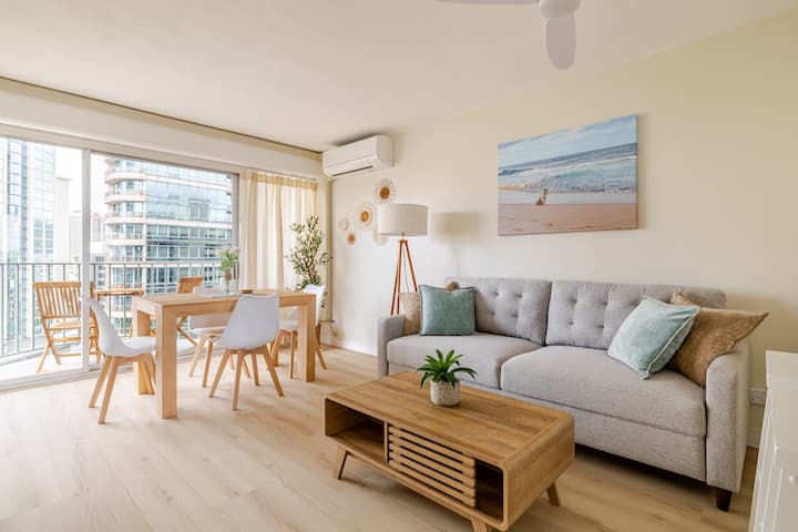 New 2br Waikiki Condo • Ocean & City Views+parking - Honolulu, HI