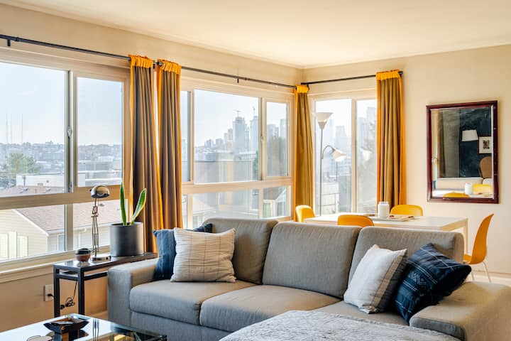 City Views, King & Queen, Walk To Space Needle - Seattle, WA