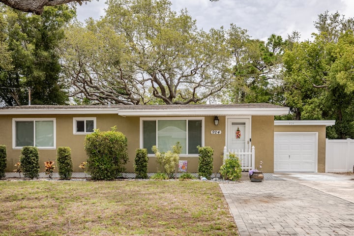 Beach Stay In Largo I Fenced Yard, Great Location - Largo, FL