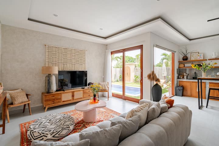 Boutique Villa Big Pool & Indoor Living Room - Canggu