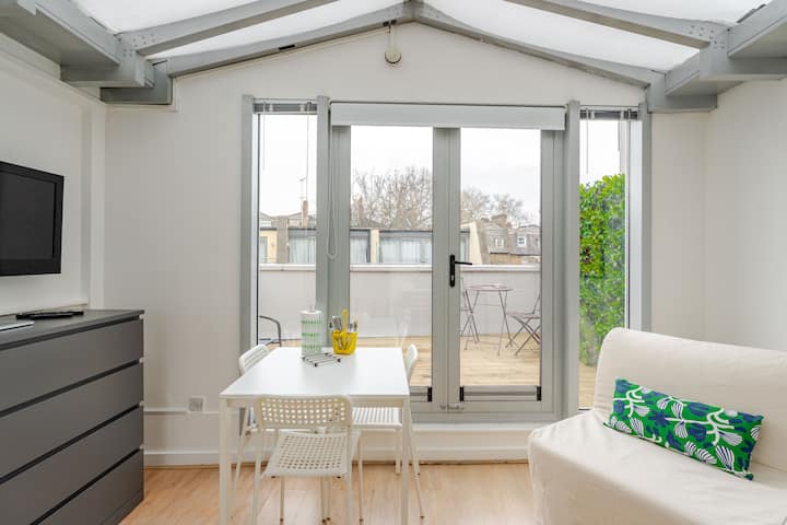 Angel - Top Floor Double Studio - London