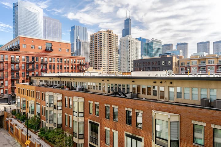 Modern Long-term Luxury W/ Spectacular View! - Chicago, IL