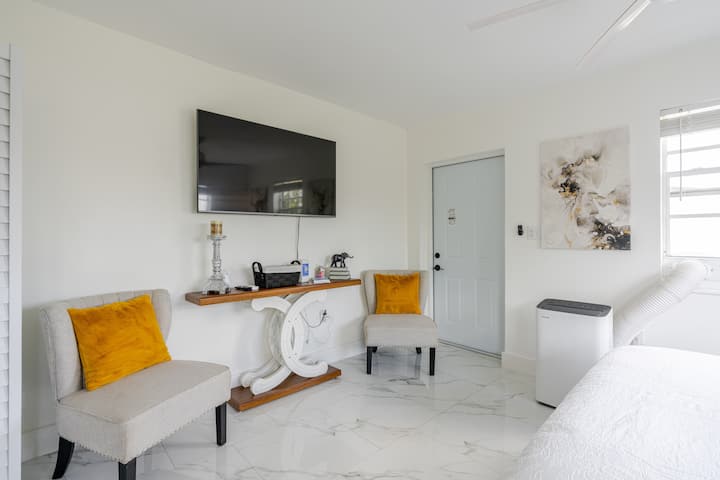 Quaint And Beautiful Guesthouse - Miami Lakes, FL