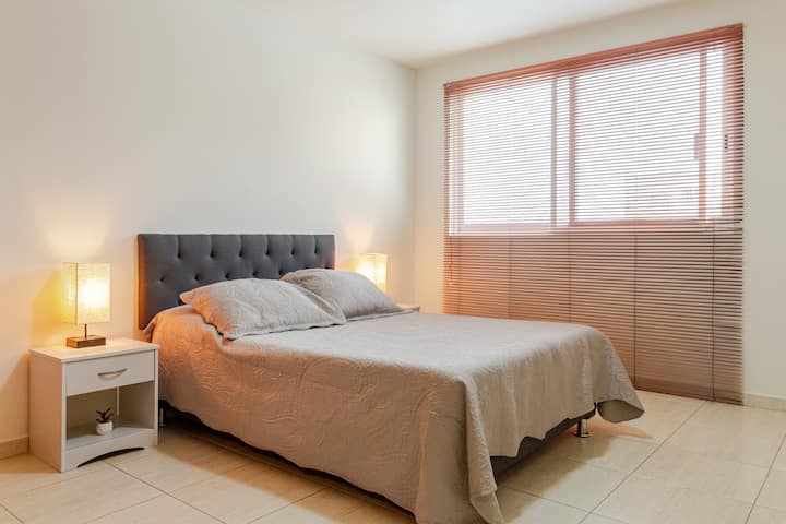 Casa Jardines 5 Recamaras Con Baño Completo. - Querétaro