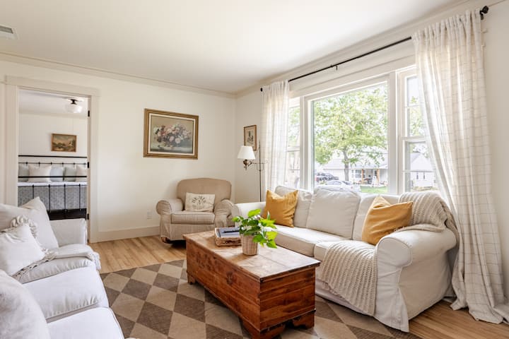 Central St. Cottage With Hot Tub - Olathe, KS