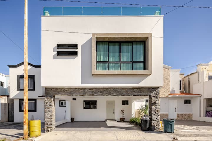 Casa En Apodaca De 3 Niveles. - Jalisco