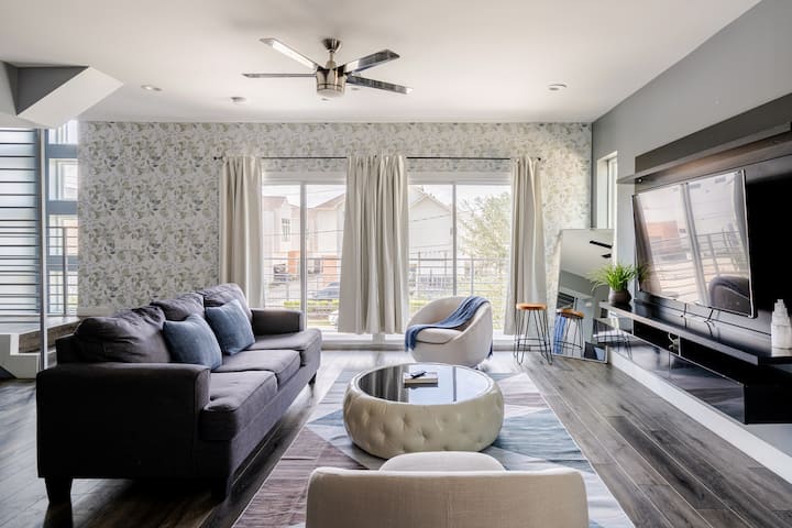 Modern Downtown Houston Retreat – Sleeps 12 - Houston, TX