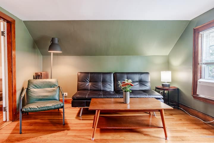 Spacious Strawberry Hill Suite (West Cambridge) - Cambridge, MA