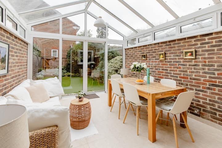 Bright, Quiet Home In Upmarket Area Of Weybridge, Surrey - Hampton