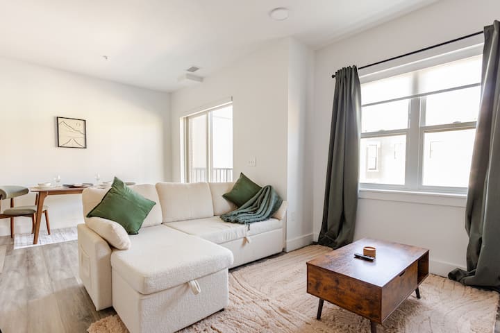 Extended Stay Downtown 1br | Free Parking + Gym - Crows Nest, IN