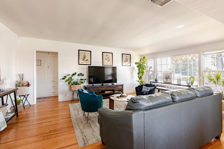 Stylish 3br Getaway Near Disney & Sofi Stadium - Montebello, CA