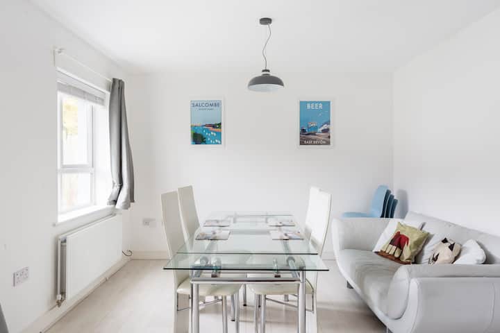 Modern Room With Private Bathroom And Kingsize Bed - Exeter