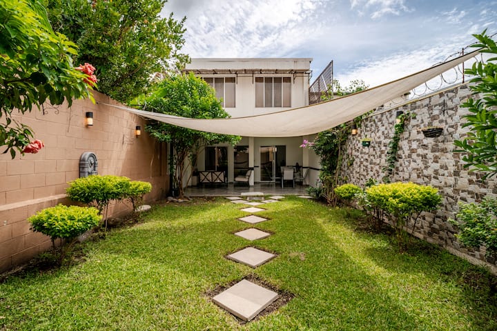 Exclusive Escalón Suite | Air Conditioning, Wi-fi And Garden - San Salvador