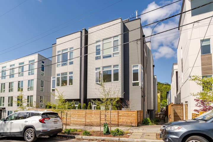 Lightrail Convenient, Parking Spot, Laundry, Patio - Seattle, WA