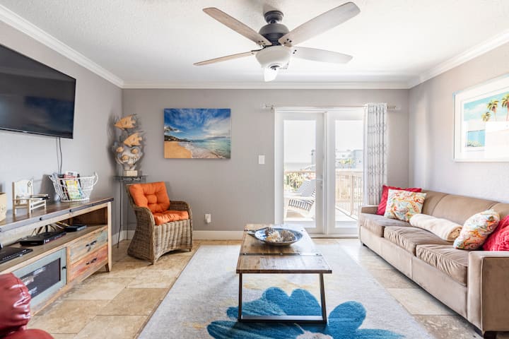 Beachfront Penthouse Gulf, Pool Views, & Balcony! - Galveston, TX