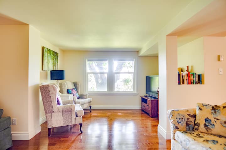 West Bay Vacation Suite & Garden - Saanich