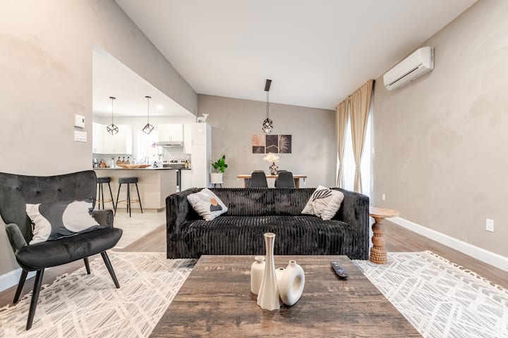 Bohemian Vibe 2 Bedroom + Parking + Brand New - Dorval