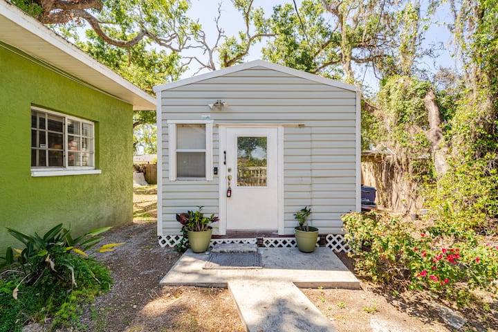 Cozy Tiny Home Retreat - Bradenton, FL