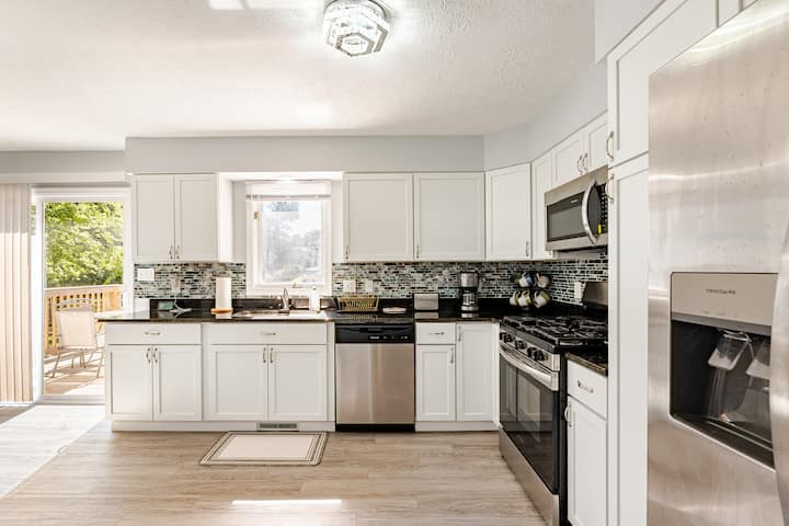 5 Bedrooms, 9 Beds, 4 Bathrooms. - Essex, MD