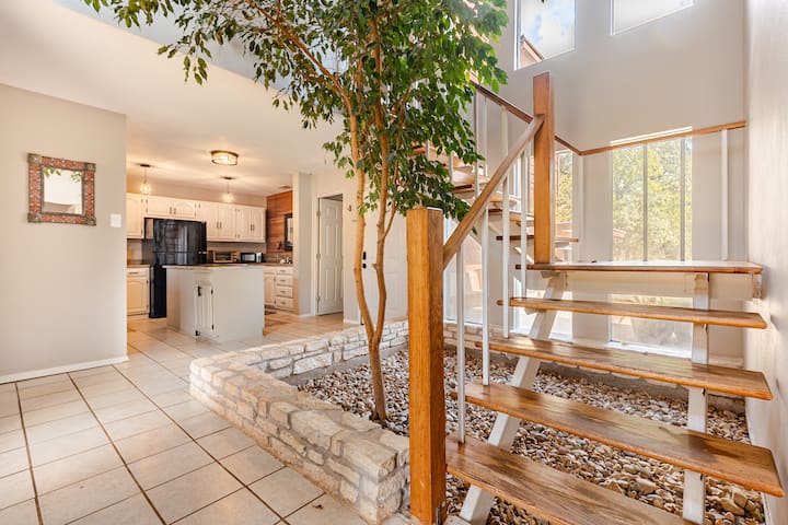 Spacious Home, Friendly Animals, Live Tree Atrium - Cedar Creek, TX