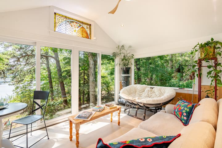 Nehemiahs Nest: Healing Cape Cod Pond View Cottage - Yarmouth Port, MA