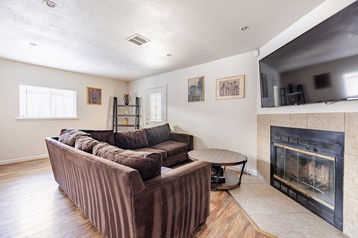 Stylish 2br W/fire Pit Oasis & Secure Gated Entry - Sacramento