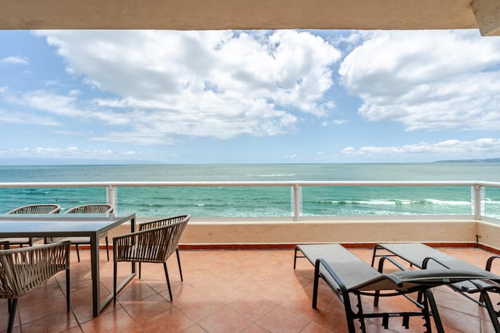 Top-floor Beachfront Bliss | Quiet, 180° Views - Messico