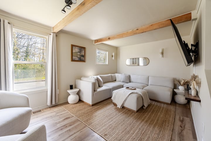 Chic Remodeled Century Home - Olympia, WA