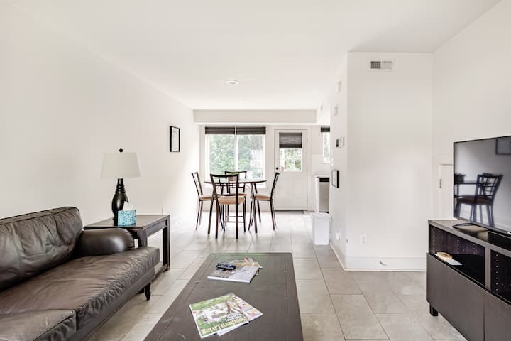 Pet-friendly Townhouse W/ Smart Tv, Parking, Patio - Charlotte, NC