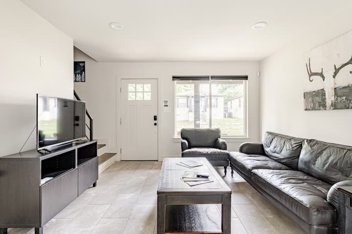 Pet-friendly Townhouse W/ Smart Tv, Parking, Patio - Charlotte Douglas Airport (CLT)