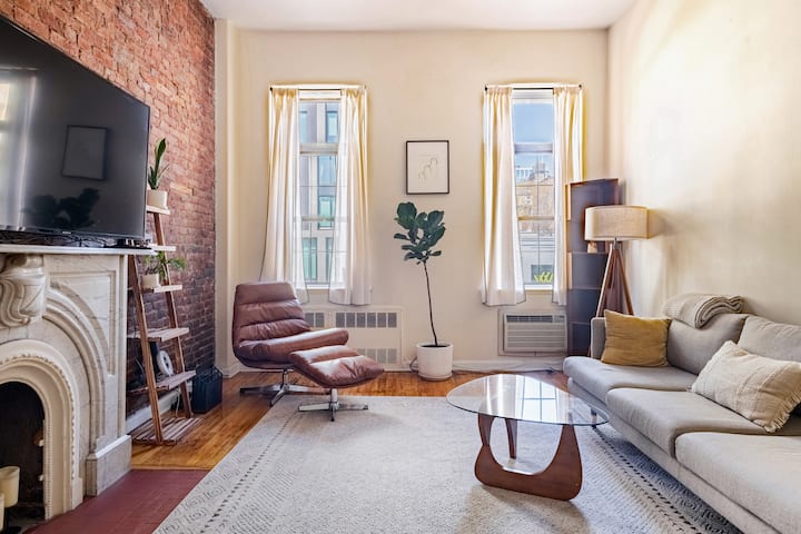 Historic Chelsea 1br: Exposed Brick Prime Local - Manhattan