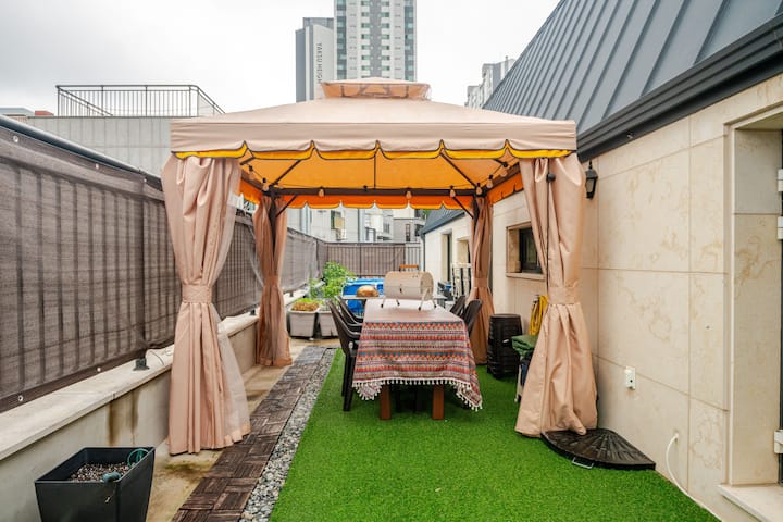 Bts금돼지식당약수역5분평지,명동,루프탑,복층,bbq,무료짐보관,최대10인,욕실3개,수영장 - Seoul