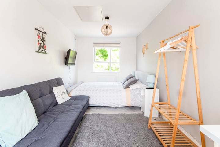 Large Modern Room With Private Bathroom - Crediton