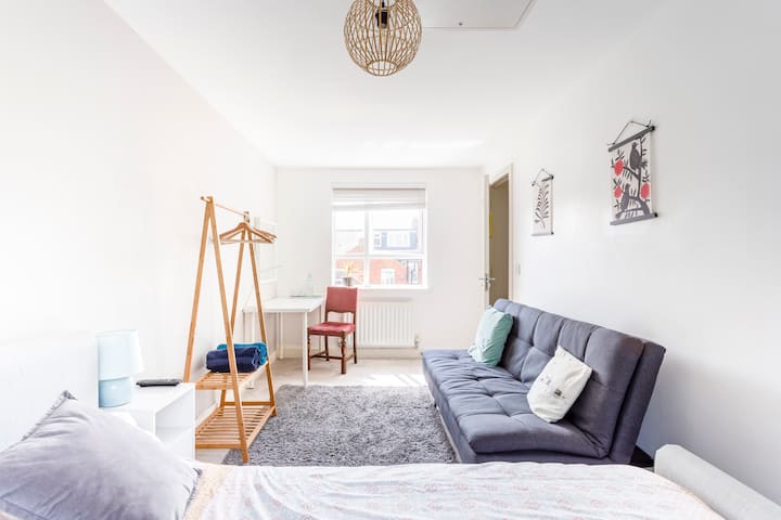 Large Modern Room With Private Bathroom - Exeter