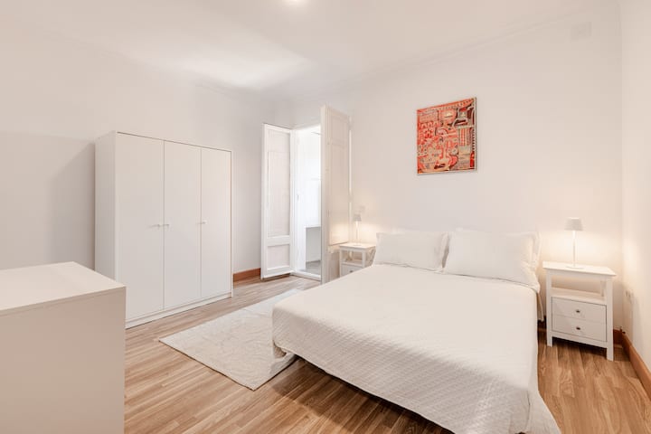 Barcelona Cozy Apartment Close To Train And Metro - Barcelona
